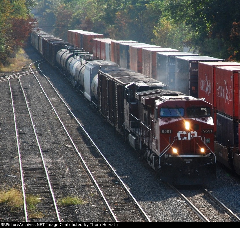 CSX Q418 heads east through the ex-RDG yard with its mixed consist